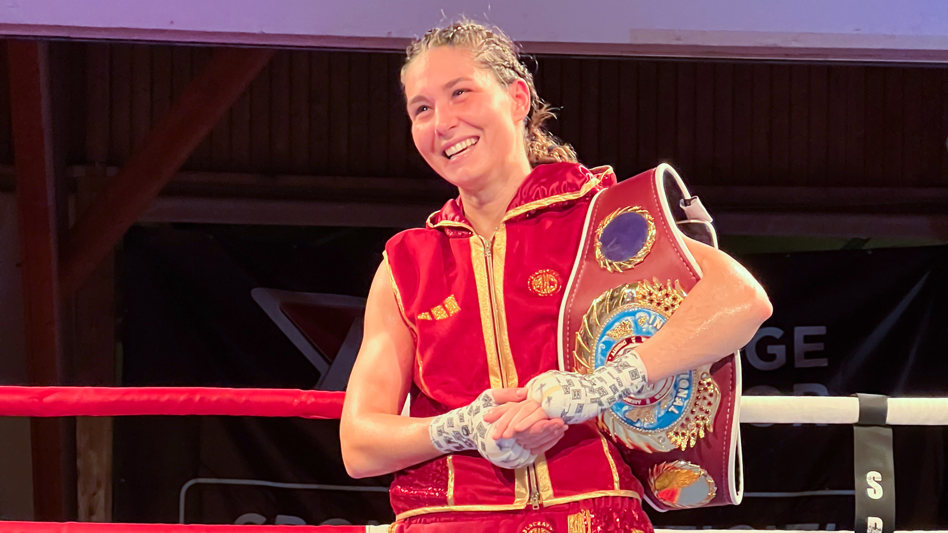 Flora Pili vise le titre mondial IBO à domicile