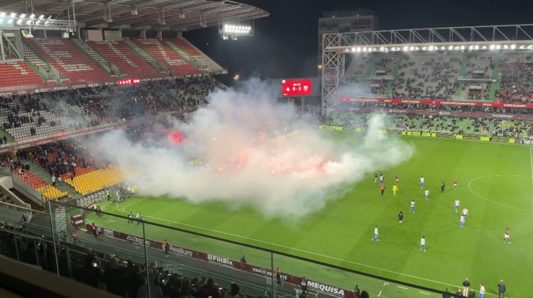 Le FC Metz fortement sanctionné par la LFP après les jets de fumigènes ...